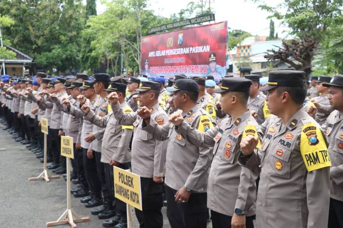 AKBP Siswantoro Pimpin Apel Pergeseran Pasukan BKO Polda Jatim Dalam Pengamanan TPS Pemilu ...